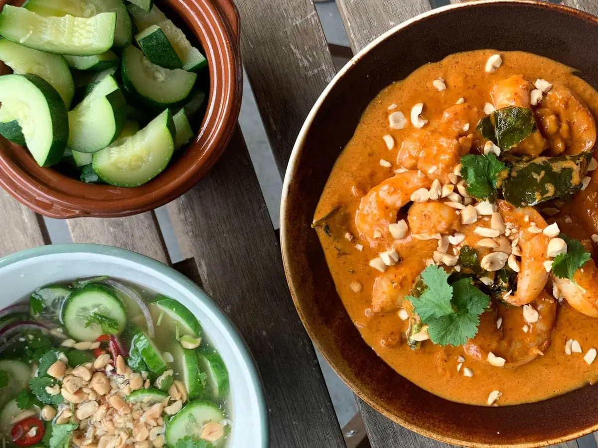 Panang curry met garnalen en gekookte courgette - Thais Tafelen
