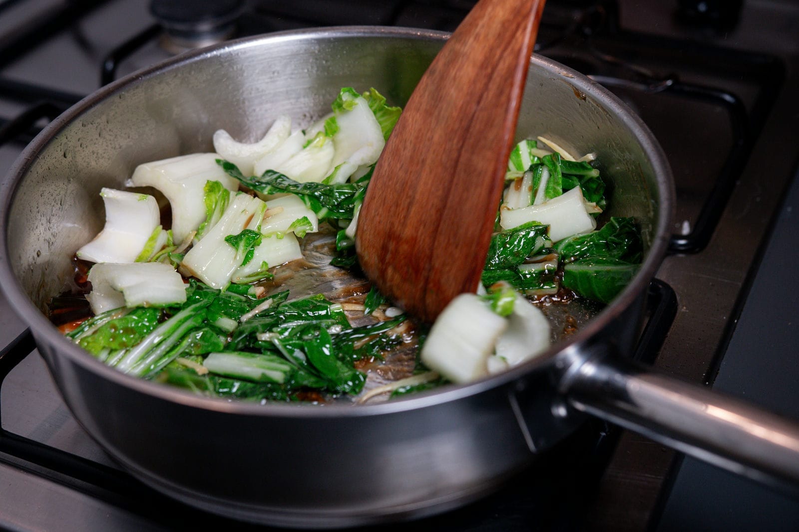 Paksoi met knoflook, gember en oestersaus - Thais Tafelen