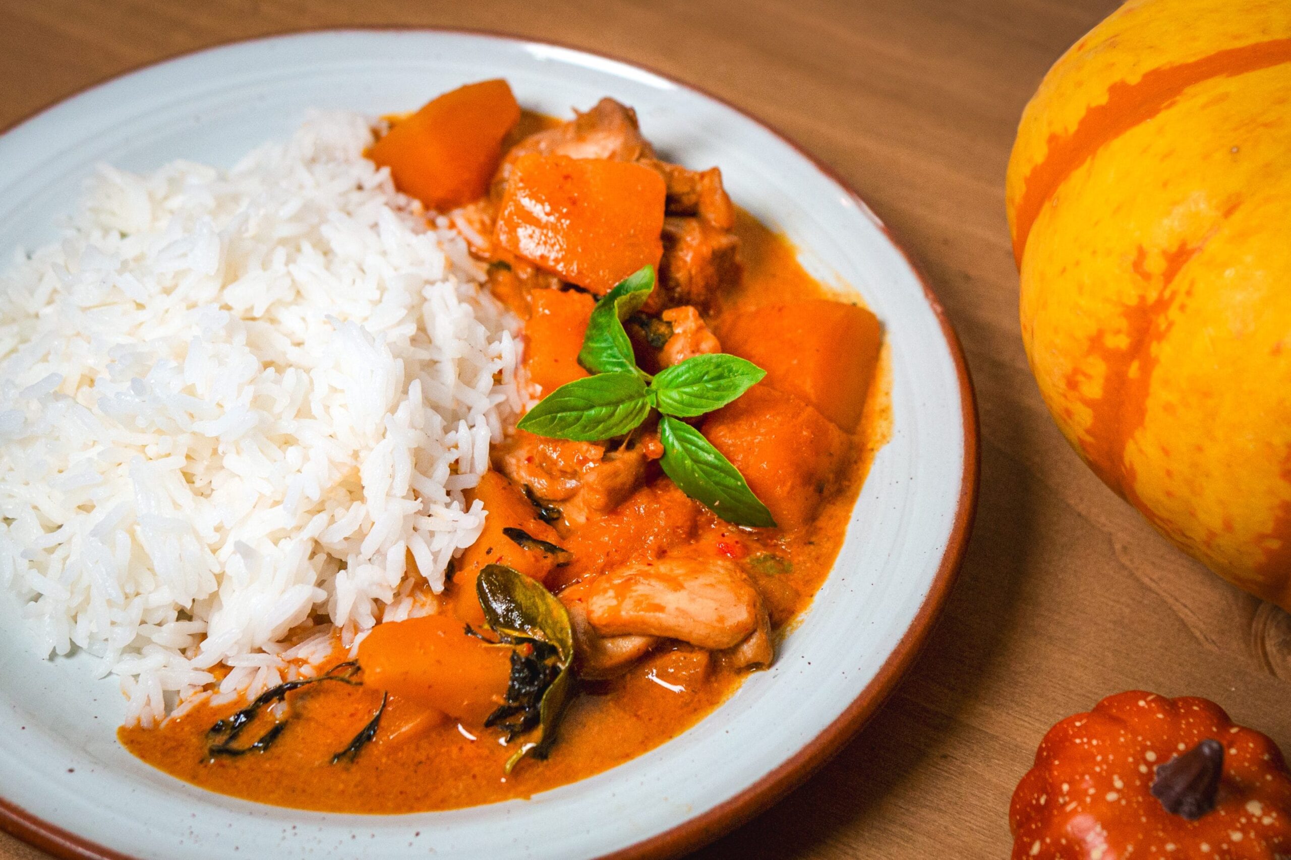 Romige Thaise rode curry met kip en pompoen - Thais Tafelen